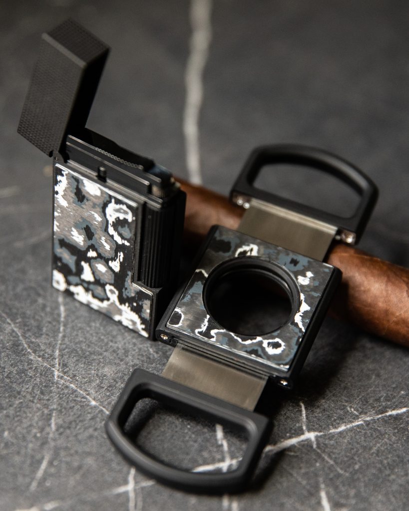 S.T. Dupont Carbon Dark Storm Lighter Line 2 - Chatterley